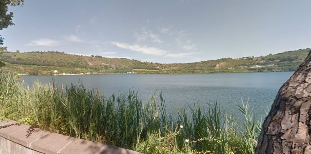 Lago d'Averno, divieto di pesca e contatto con l'acqua per la presenza ...