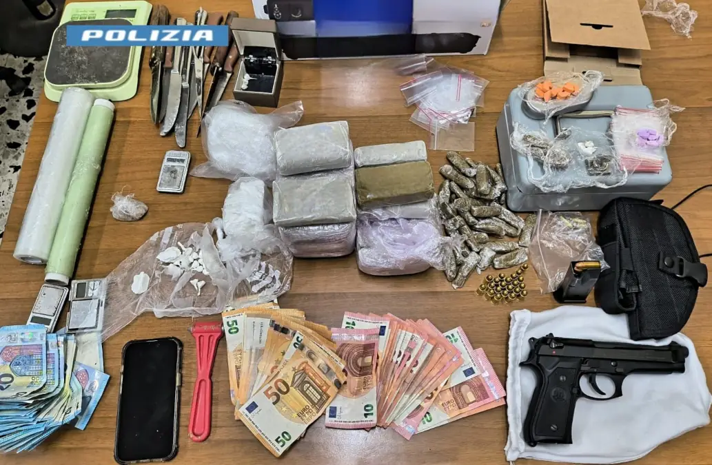 Napoli Case Nuove: scoperto con circa 2,5 kg di droga e un’arma. Arrestato